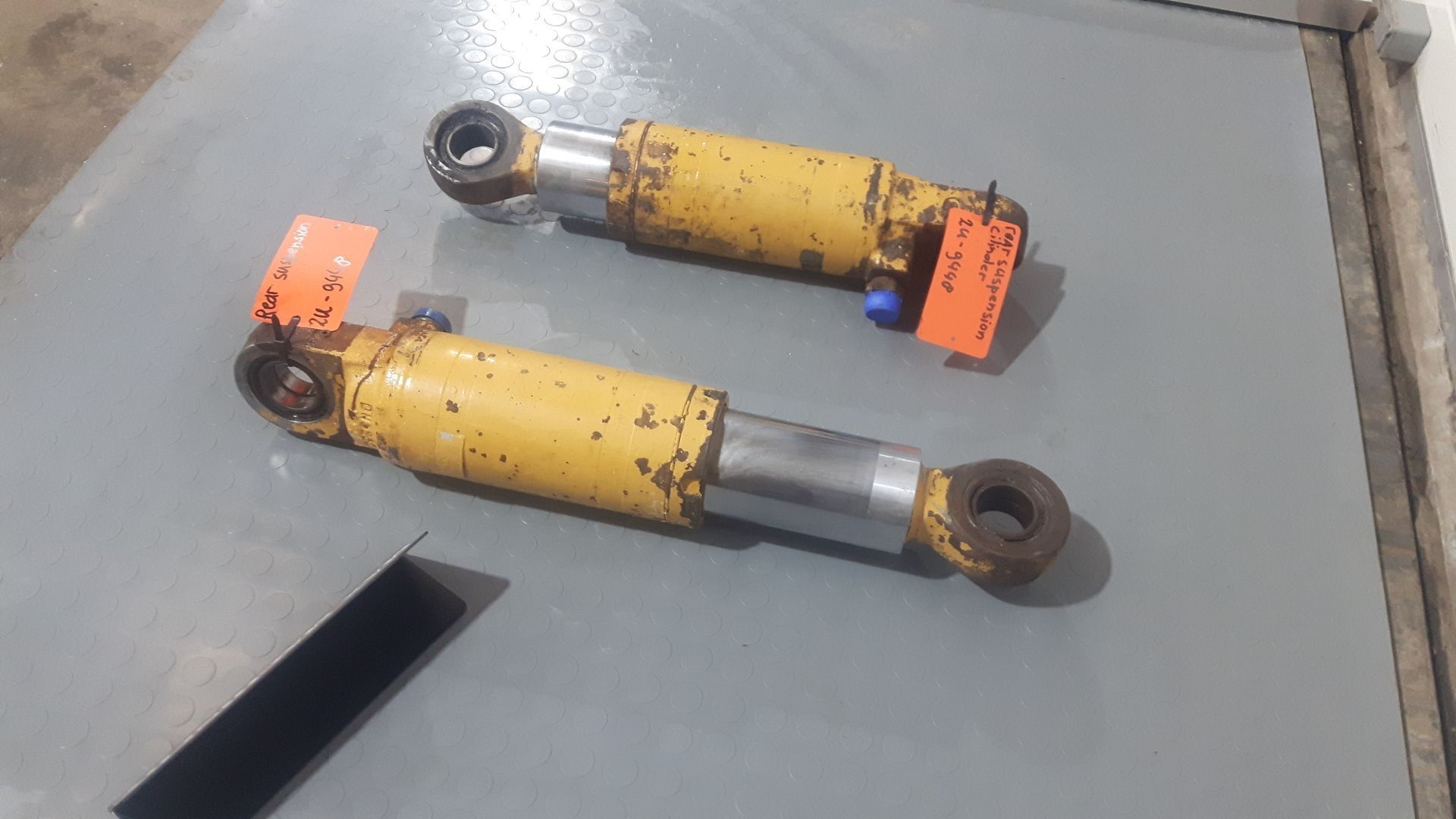 CAT REAR SUSPENSION CYLINDER GP ( 2U-9448 ) - Max Machinery Equipment